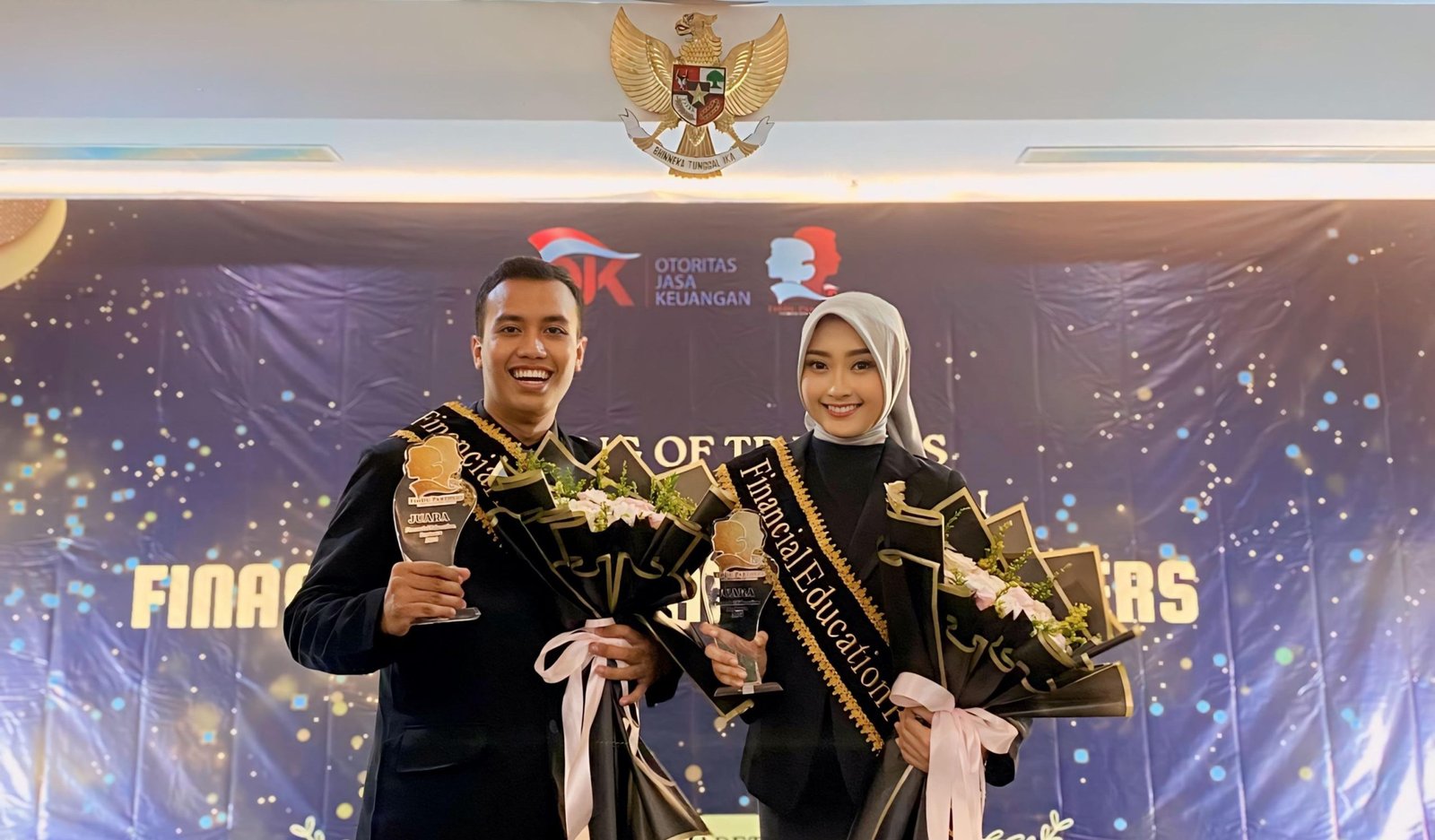 MENGENAL DEVVI DAN ARYO, DUTA LITERASI KEUANGAN OJK JEMBER; PRIHATIN BANYAK WARGA TERJERAT ...