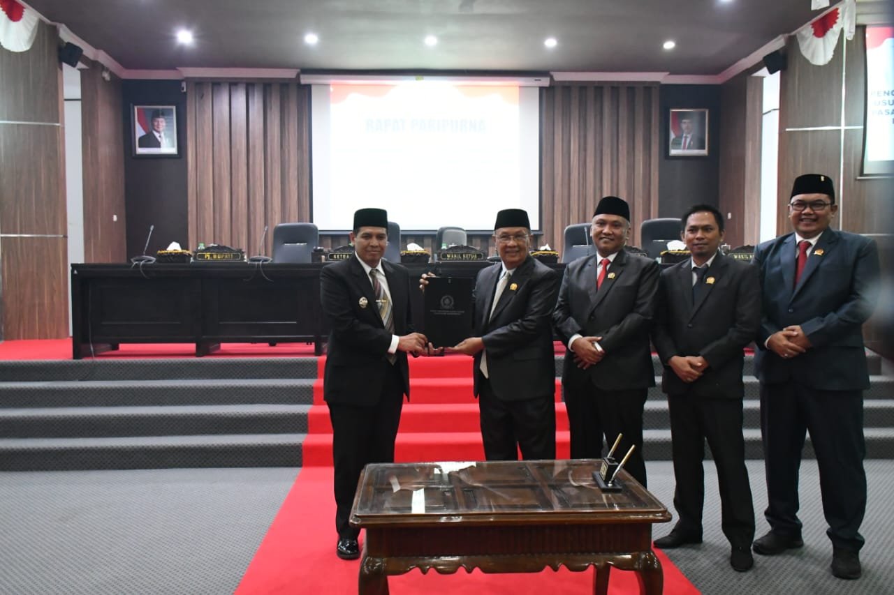 DPRD GELAR RAPAT PARIPURNA UMUMKAN HASIL PENETAPAN PASANGAN DAN USUL PENGESAHAN PENGANGKATAN ...